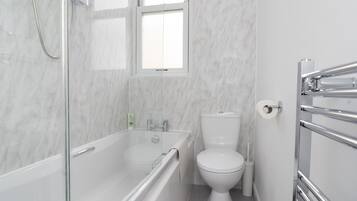 Apartamento, 3 quartos (2) | Banheiro | Secador de cabelo, toalhas de banho