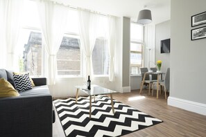 Apartamento, 1 quarto (2) | Área de estar | TV de tela plana