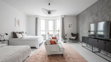 Charming City Home | Sala de estar | TV de ecrã plano