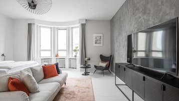 Charming City Home | Sala de estar | TV de ecrã plano