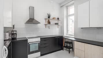 Charming City Home | Cozinha privada | Um frigorífico, um micro-ondas, um forno, uma placa de cozinha