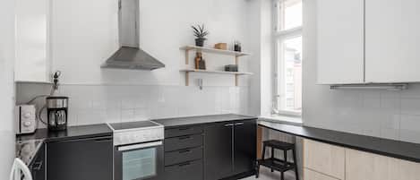 Charming City Home | Cozinha privada | Geladeira, micro-ondas, fogão, cooktop
