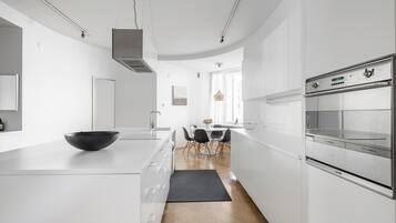 Elegant City Home | Cozinha privada | Um frigorífico, um micro-ondas, um forno, uma placa de cozinha