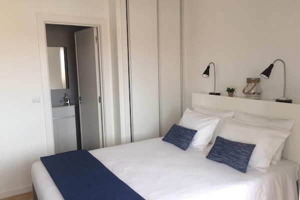 Quartos à prova de som, Wi-Fi de cortesia, roupa de cama