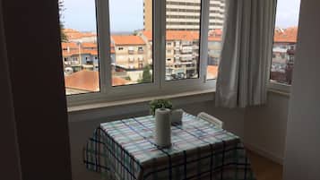 Um frigorífico/congelador grande, um micro-ondas, um forno