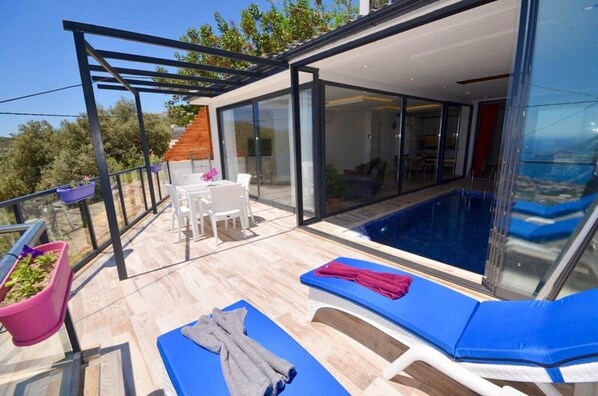 Terraço com espreguiçadeiras