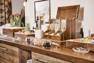 Café da manhã com buffet grátis todos os dias