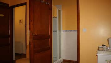 Quarto Duplo ou Twin Standard | Casa de banho | Uma banheira de imersão total, um chuveiro fixo, um secador de cabelo
