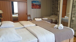 Quarto Triplo Standard | Roupa de alta qualidade, minibar, secretária, ferro/tábua de engomar 