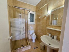 Apartamento | Casa de banho | Um polibã, um secador de cabelo, toalhas fornecidas