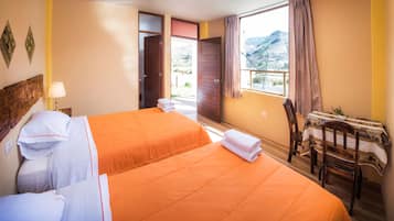 Quarto duplo standard | Roupas de cama premium, edredons de pluma, cofres nos quartos