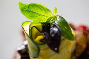 Close-up de um alimento decorado com uma folha verde.