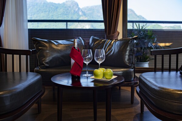 Du Thuyền Scarlet Pearl Cruises - Quảng Yên