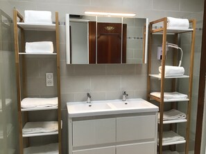 Apartamento, suíte, vista para a montanha (Le Soleil Avec terrasse) | Banheiro | Chuveiro, produtos de toalete grátis, secador de cabelo