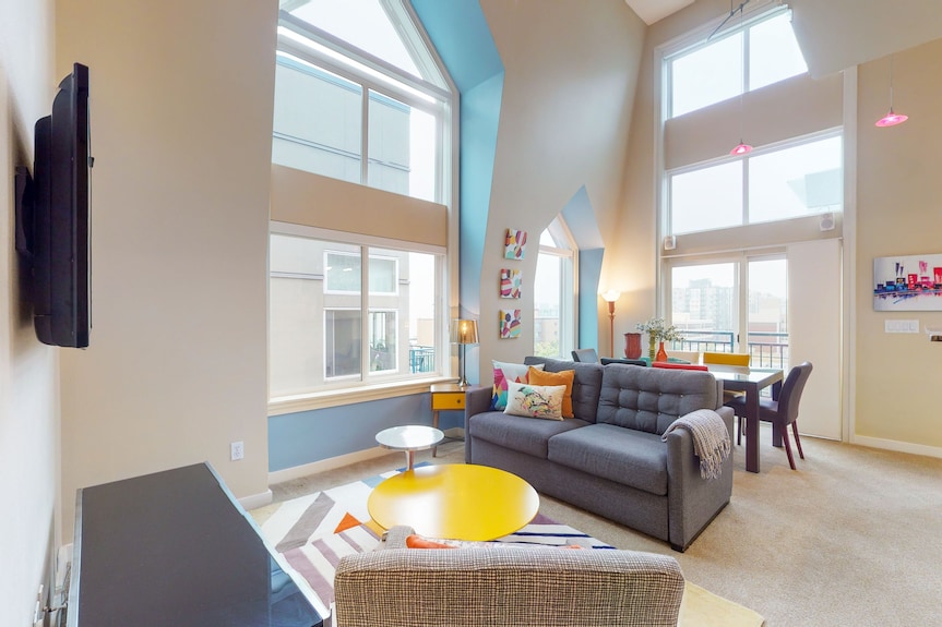 Charming Top Floor 2 Story Penthouse With Sound And Olympic Views - Pike Place Market - Seattle
