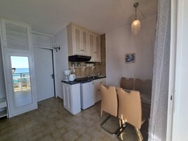 Apartamento | Cozinha privada | Um frigorífico, uma placa de cozinha, utensílios de cozinha 