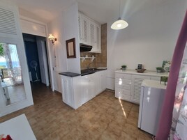 Apartamento | Cozinha privada | Um frigorífico, uma placa de cozinha, utensílios de cozinha 