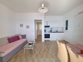Apartamento | Cozinha privada | Um frigorífico, uma placa de cozinha, uma cafeteira/bule 