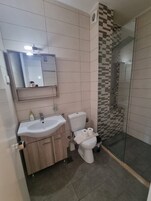 Apartamento | Casa de banho | Uma banheira, toalhas fornecidas 