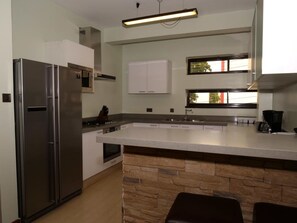 Apartamento, varanda | Cozinha privada | Um frigorífico, um micro-ondas, um forno, uma placa de cozinha 