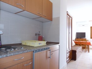 Um frigorífico, uma placa de cozinha, uma chaleira elétrica 