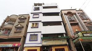 Um edifício com vários andares, com o hotel "HOTEL SURYA" no andar térreo.