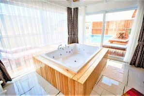 Villa, 2 quartos | Casa de banho | Uma banheira 