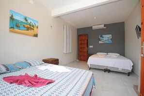 Quarto Quádruplo Deluxe | Minibar, cortinas/cortinados opacos, ferro/tábua de engomar