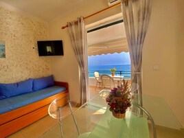 Apartamento, 1 quarto | Área de estar | TV de tela plana