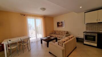 Apartamento, 1 quarto | Sala de estar | TV de ecrã plano