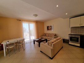 Apartamento, 1 quarto | Área de estar | TV de tela plana