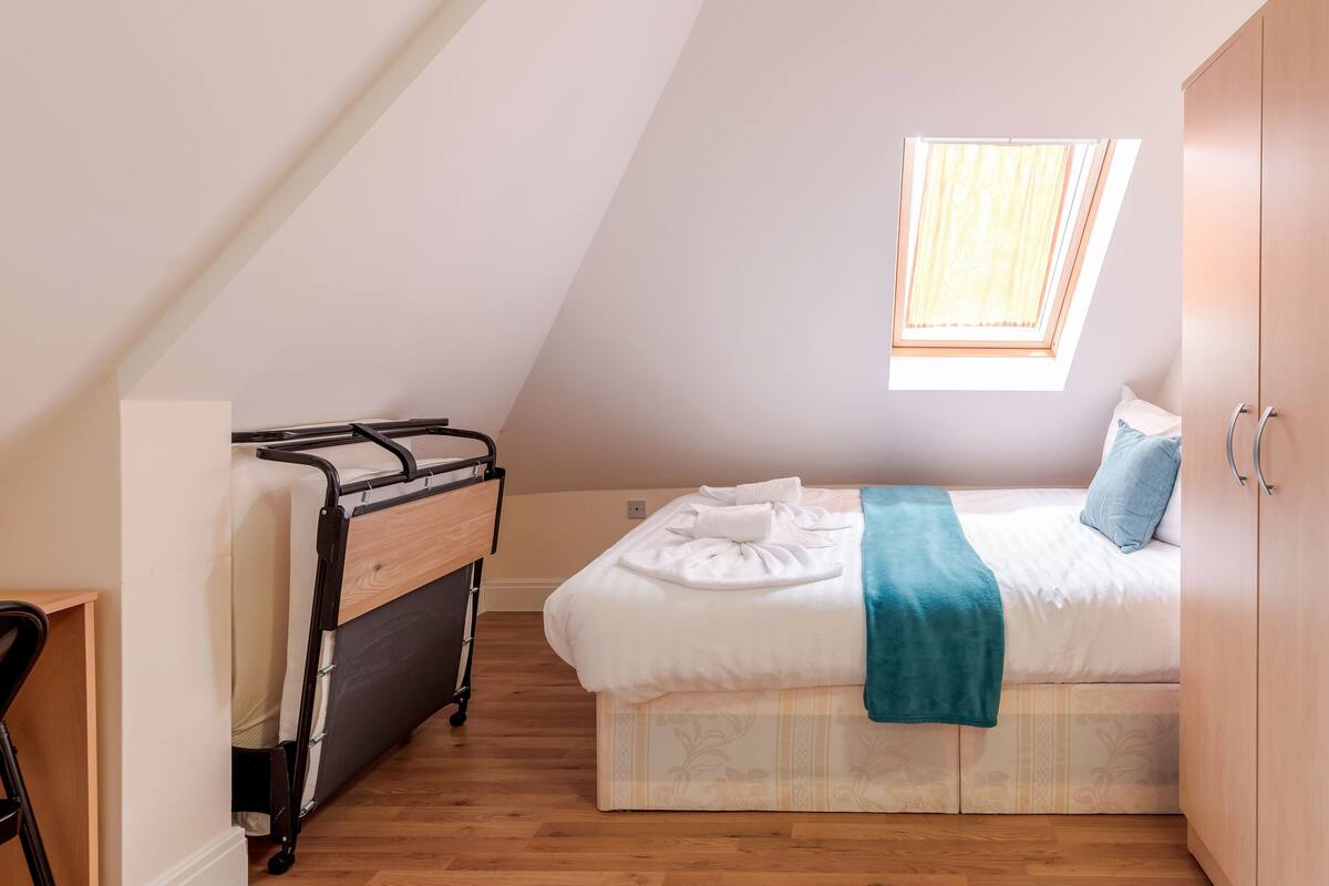 Quarto Duplo Básico, casa de banho partilhada | 2 quartos, ferro/tábua de engomar, Wi-fi grátis 