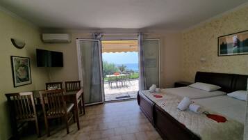 Apartamento | Sala de estar | TV de ecrã plano