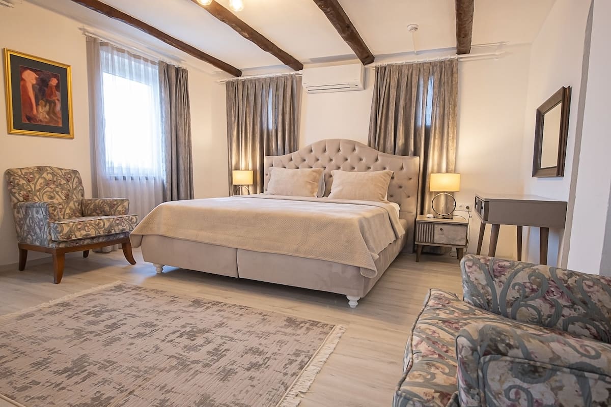 Suite Deluxe, vista para o mar | Lençóis de algodão egípcio, roupa de alta qualidade, edredões de penas 