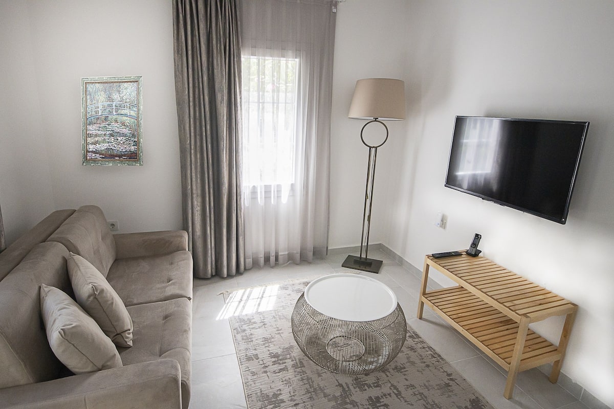 Suite, vista para o jardim | Sala | Televisor LCD 