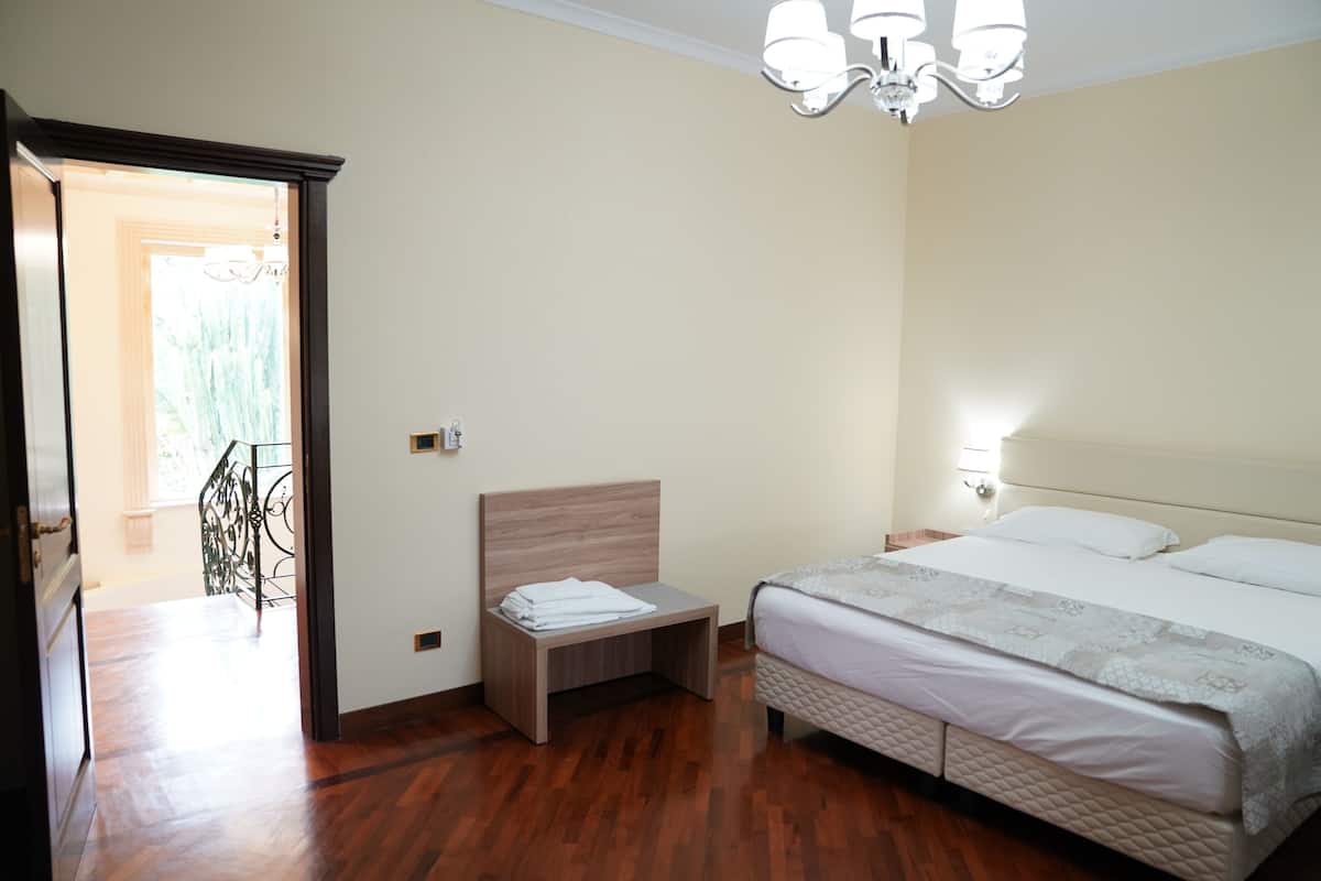 1 quarto, minibar, com decoração personalizada