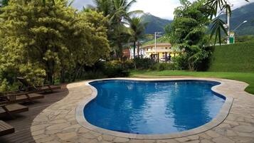 Piscina exterior, espreguiçadeiras