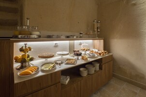 Um balcão de buffet com diversos alimentos e uma estação de café.