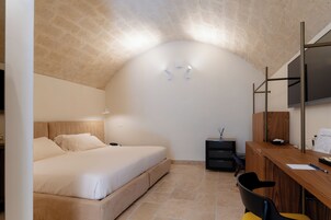 Quarto com cama, escrivaninha e cadeira.