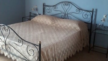 Quarto Deluxe, varanda, vista para o mar | Secretária, camas desdobráveis, Wi-fi grátis, roupa de cama fornecida