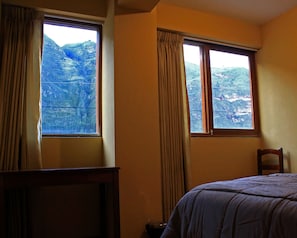 Quarto standard, 1 cama de casal, banheiro compartilhado | Edredons de pluma, Wi-Fi de cortesia, roupa de cama