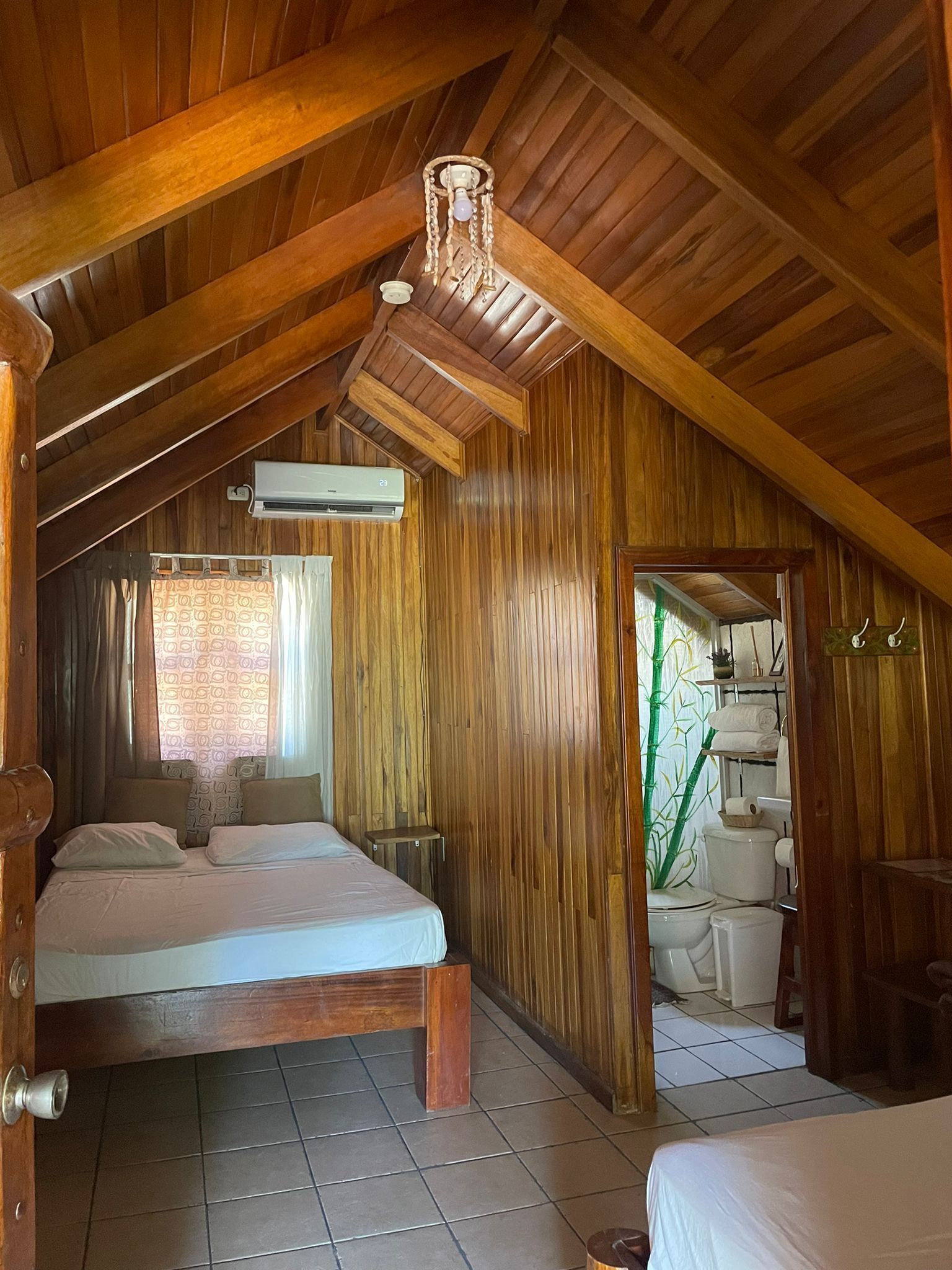 Chalé clássico | Cofres nos quartos, Wi-Fi de cortesia, roupa de cama