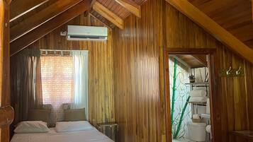 Chalé clássico | Cofres nos quartos, Wi-Fi de cortesia, roupa de cama