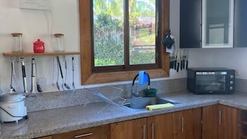 Casa de Luxo | Cozinha privada | Um frigorífico/congelador grande, um micro-ondas, uma placa de cozinha