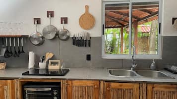 Vila superluxo | Cozinha privada | Geladeira grande, micro-ondas, cooktop, chaleira elétrica