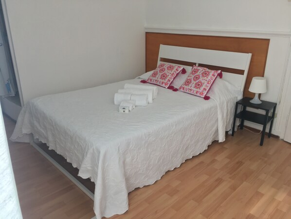 Cofre no quarto, secretária, quartos insonorizados