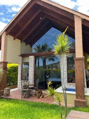 Cabana de Madeira Premium | Roupa de alta qualidade, edredões de penas, cofre no quarto 