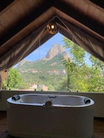 Cabana elite, vista para a montanha | Roupas de cama premium, edredons de pluma, cofres nos quartos