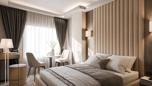 Quarto de hotel com cama, escrivaninha, cadeira e luminária na parede.