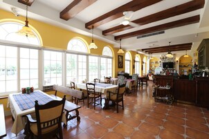 Quarto Quádruplo Clássico | Sala de estar | Televisor LED 